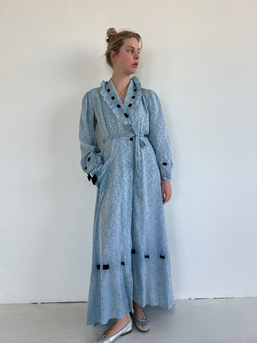 1930's Bow Embossed Blue Silk Robe – Eveliina Vintage